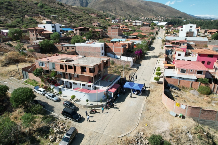 ALCALDE PEDRO GUTIÉRREZ ENTREGA EMPEDRADO Y CORDONES DE VÍA EN LA OTB ...